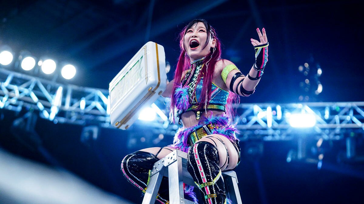 Iyo Sky Captures Womens Wwe Money In The Bank Briefcase